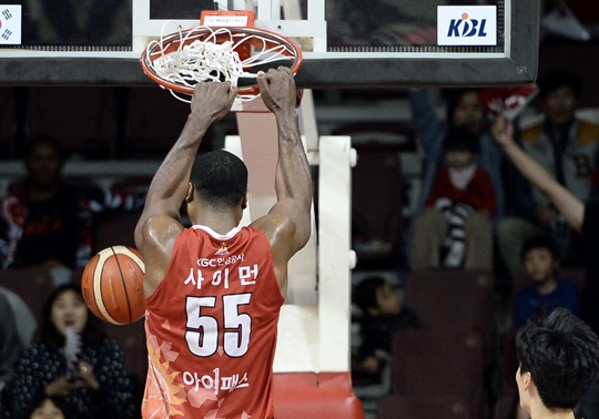 [1년 전 KBL] KGC 사이먼, '위닝 덩크'로 대접전 마침표