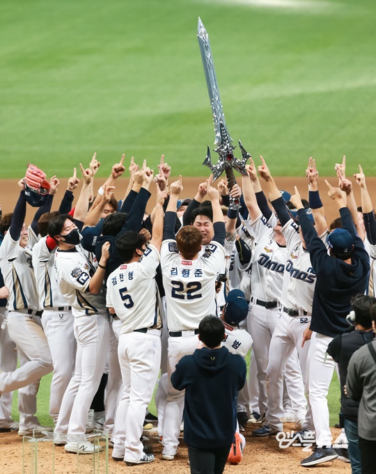 [M+현장] '거침없이 달린' NC, 2020시즌 '통합 우승'이란 값진 열매 얻었다