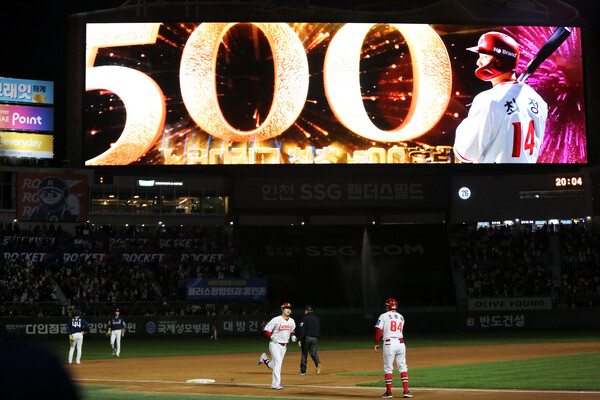 SSG 최정, KBO리그 사상 최초 통산 500홈런 달성...다음은 600홈런이다 [춘추 이슈]