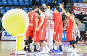 [M+포토] 서울 SK, 초반 열세 딛고 안양 KGC에 83-80으로 승리
